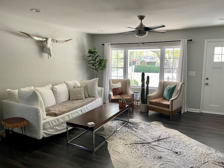 Cheerful 3-bedroom Farmhouse, 3 Miles To Down Town - Nashville, TN