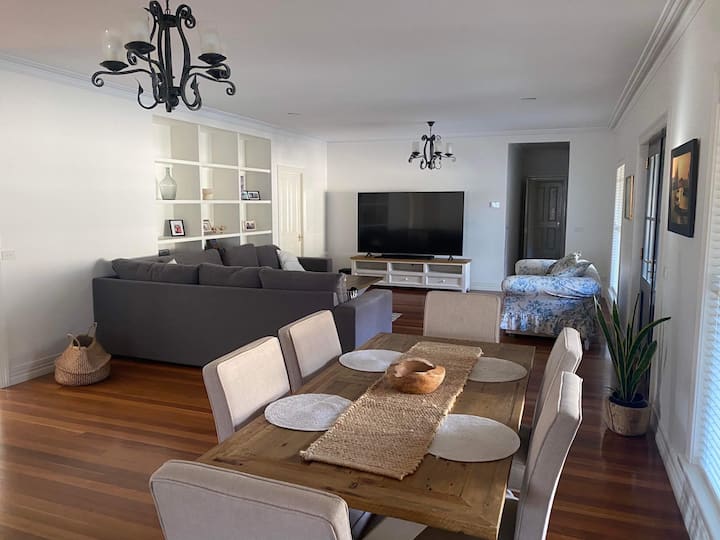 Golf Course 5 Bedroom 3 Bathroom With Pool - Bathurst