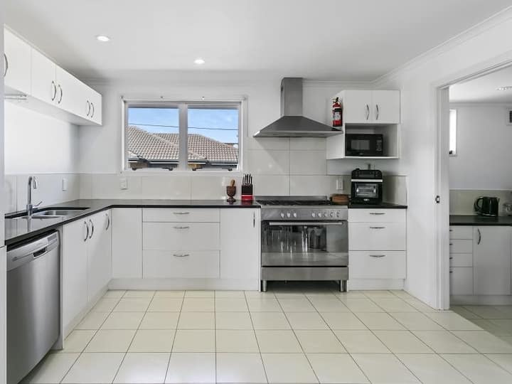 Modern House In Town Centre - Taupō