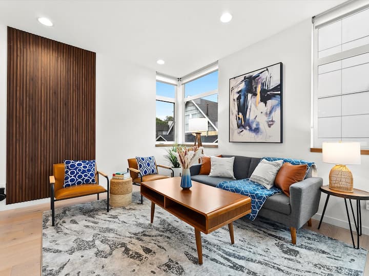 Modern Work-friendly Ballard Home W/ Rooftop Deck - Seattle, WA