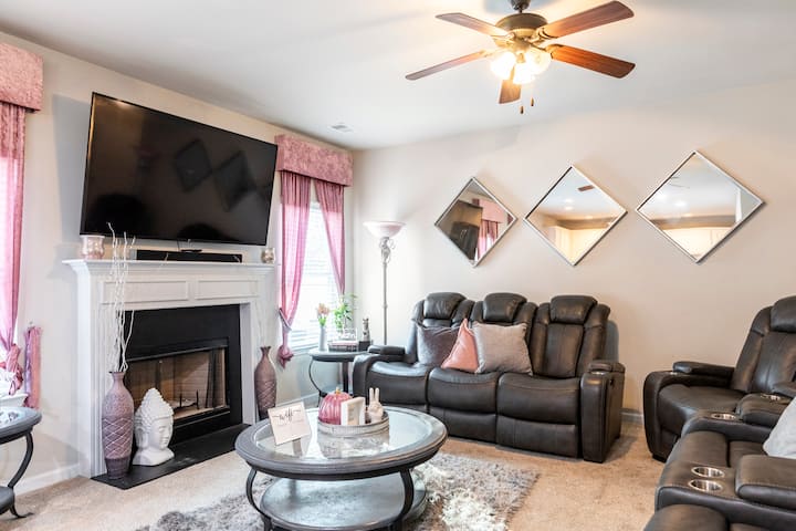 Charming Pink Home Near Atlanta - McDonough, GA