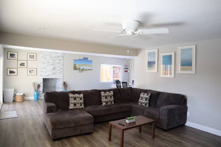 Stress-free, Get Away Home With 3 Bedroom And Pool - Bakersfield