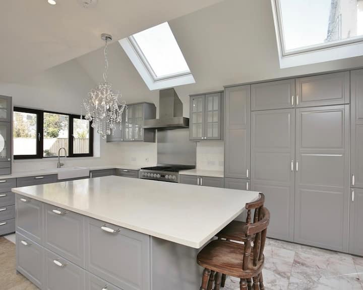 Cheerful Bright 4 Bed House With Large Back Garden - Bicester