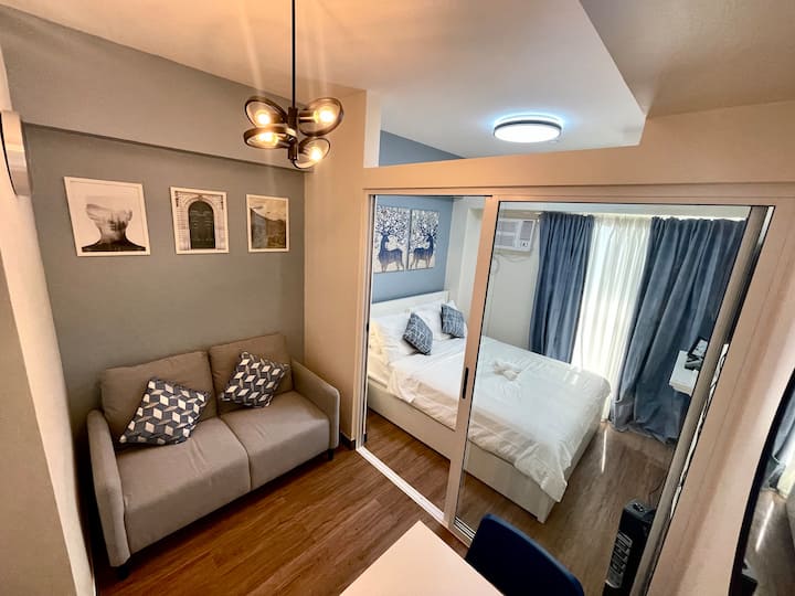 Premier Condo Near Bgc W/super High Speed Internet - Taytay