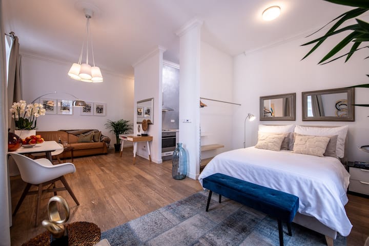 Modern Downtown Apt - Renovated, On Ideal Location - Prag