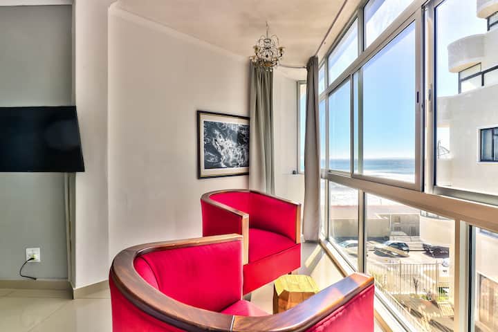 Studio Apartment On Beach Rd With Sea View. - Cape Town