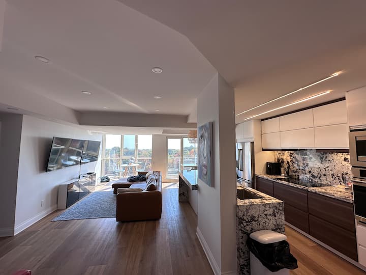 Lovely 2 Bedroom Condo - Oakville