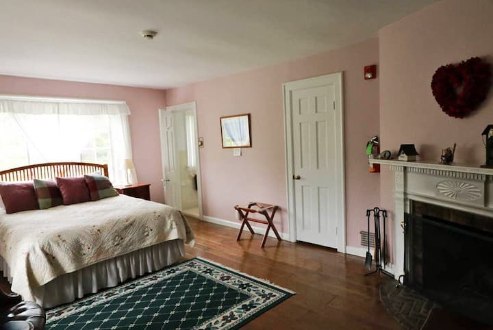 The Lavender Room At The Storm King Lodge - Washingtonville, NY