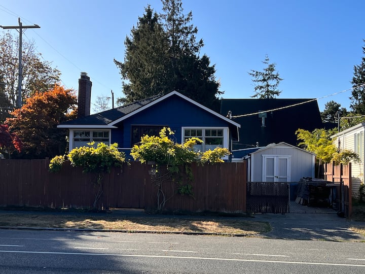 Bodhi’s Bungalow Alki- Basement Mil 2 Blocks Beach - Seattle, WA