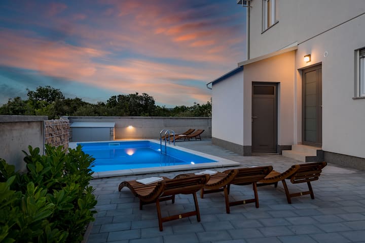 Holiday House Mareta, 4-bedroom Villa With Pool - Šibenik