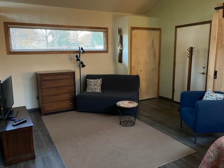 Modern Studio With A Private Entrance - Wisconsin