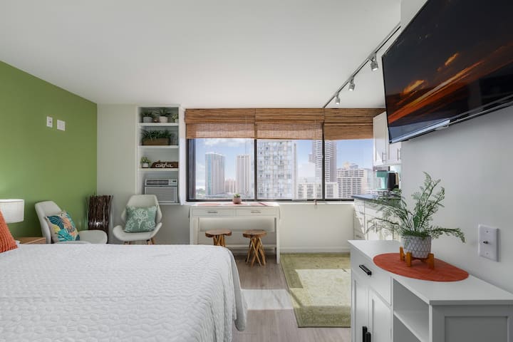 Modern Sunlit Studio W/ Oceanview - Waikiki Beach - Honolulu, HI