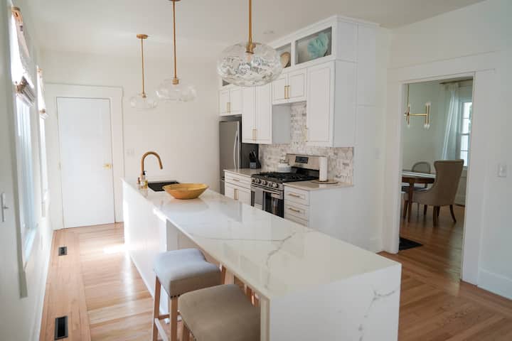 Newly Remodeled Centrally Located, Sleeps 12 - Newport, RI