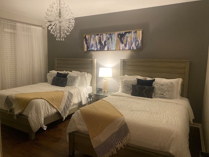 Spacious 5br • 7 Queen Beds • 2 Living Areas - Houston, TX