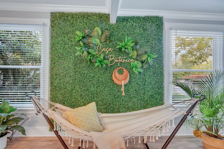 Charming 1927 Home Near Downtown / Free Parking - Savannah, GA