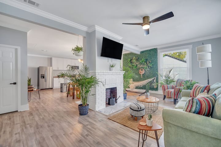 Charming 1927 Home Near Downtown / Free Parking - Savannah, GA