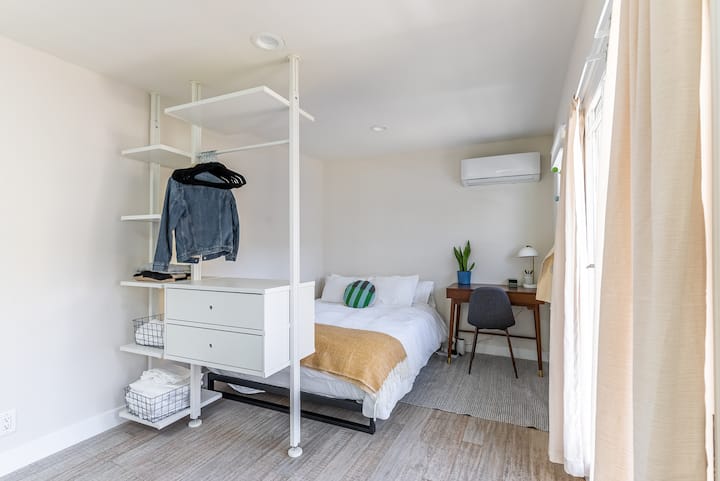 Sugarcube: Cozy Palo Alto Studio Cottage - Palo Alto, CA