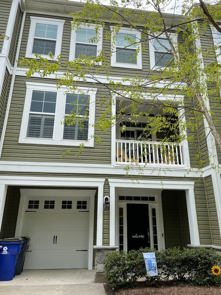 Family Friendly 4 Bedroom 3.5 Bath Townhouse - Delaware
