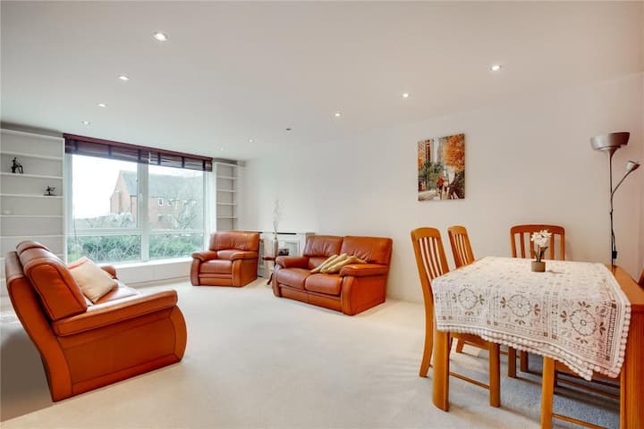 One Lovely King Size Bedroom With Private Bathroom - Barnes