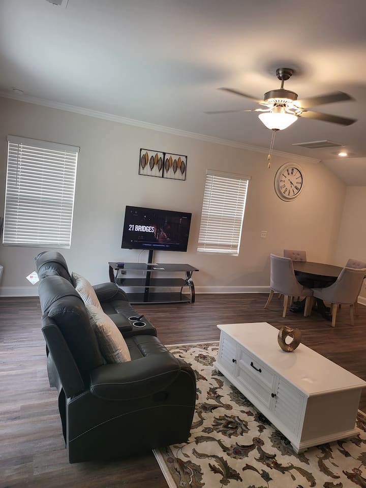 Cheerful Entire 3 Bedroom Home With Massage Chair - Raleigh, NC