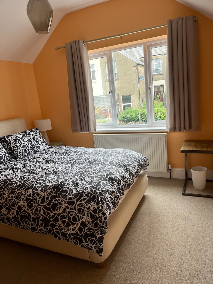 Double Room With En Suite Shower - Cardiff