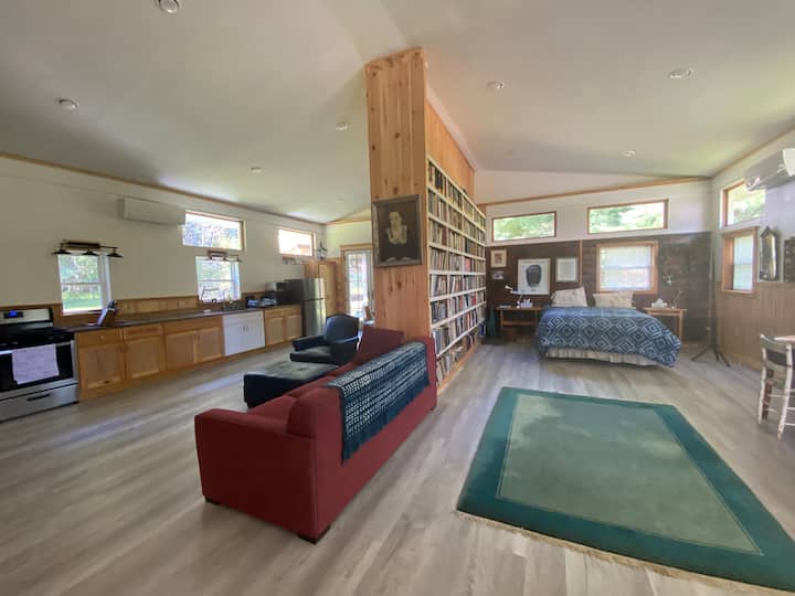 Simple Elegance In This Open 800 Sq Ft Apt. - 克洪克森