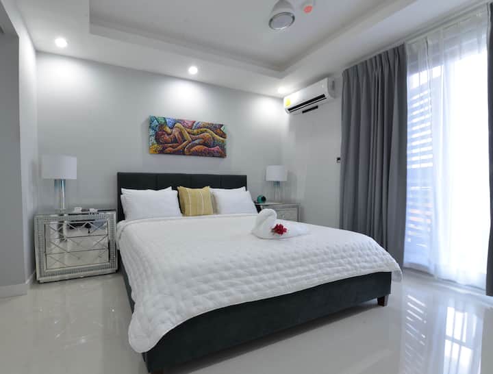 Luxury In Paradise: Pool, Jacuzzi, Gated, 3rd Flr - Montego Bay