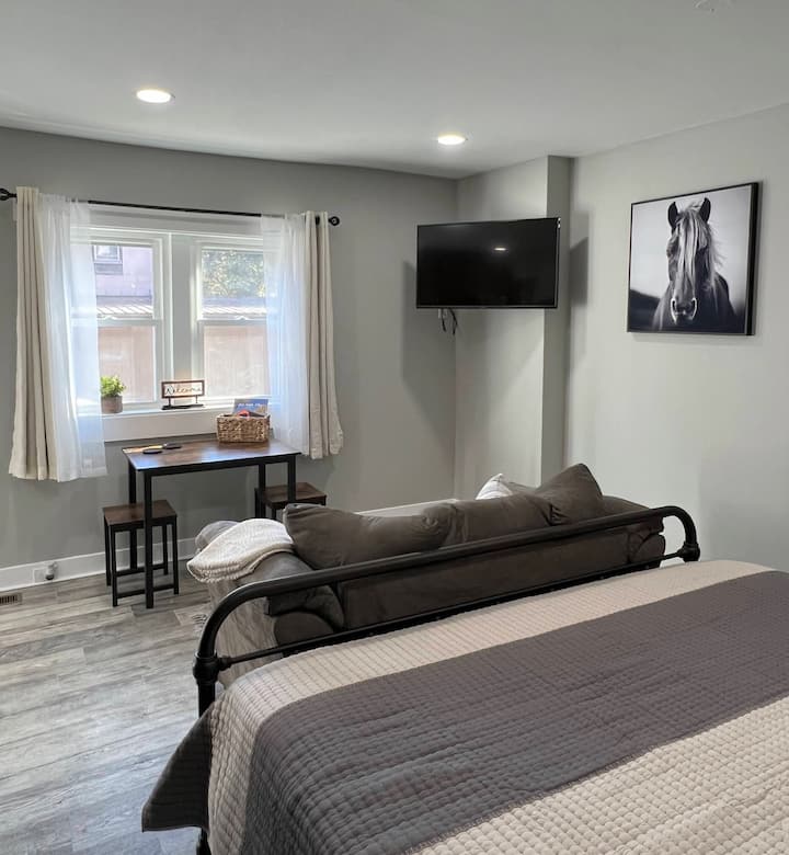 Rustic Downtown Efficiency, Highly Desirable Area - Lancaster