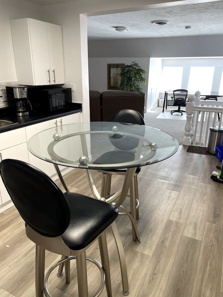 Sunny Downtown Apt
Wifi, Parking, Monthly Rates - Chatham-Kent