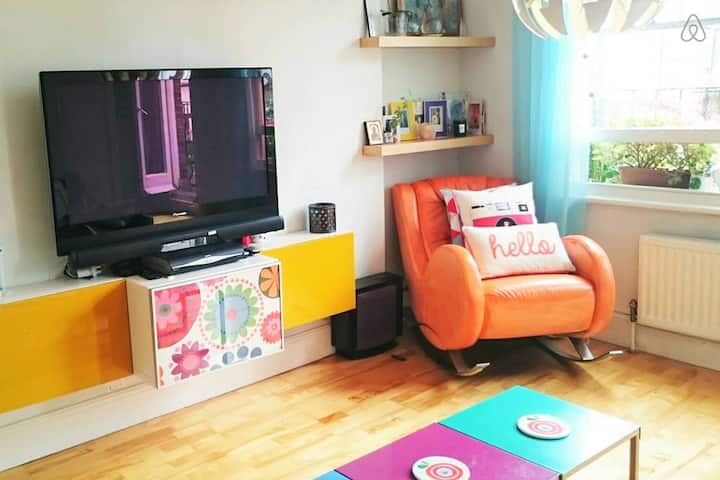 Colourful And Bright Barrons Court 2 Bed Home - London
