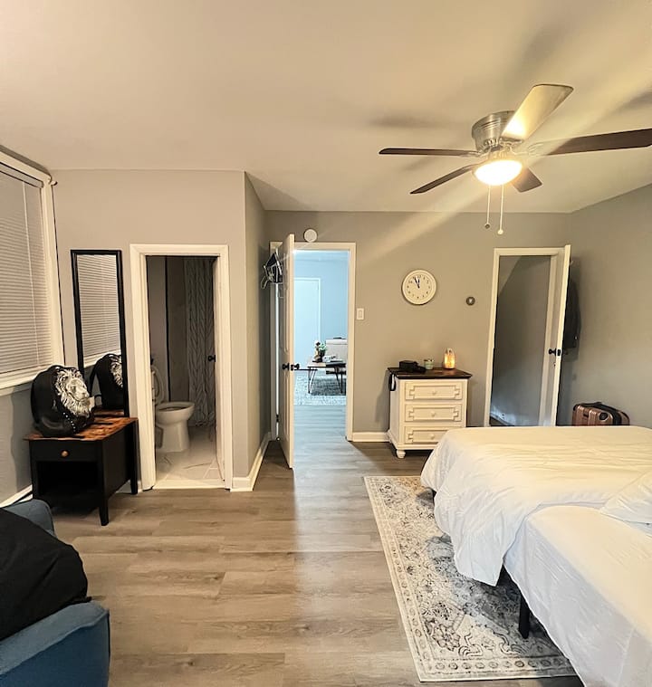 Quiet Spacious 1br W/ Office, Parking, & Laundry - Bala Cynwyd, PA