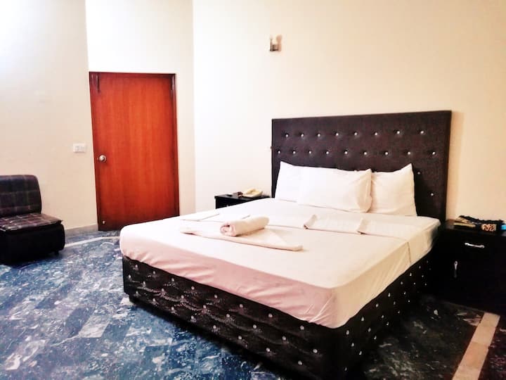 Charming 12 Bedroom Hotel With Free Indoor Parking - Lahore