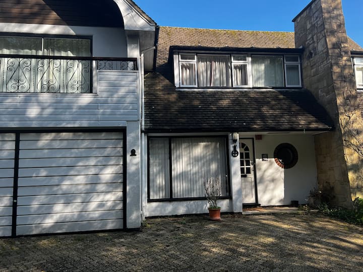 Beautiful Tree Line Mansion - St Albans