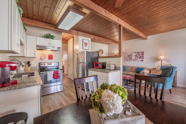 Clean 2br/1ba Condo Near Uptown! - Albuquerque, NM