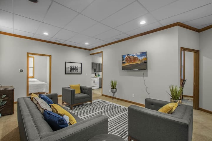 15 Min From Campus! Large 4br Perfect For Groups! - Mishawaka, IN