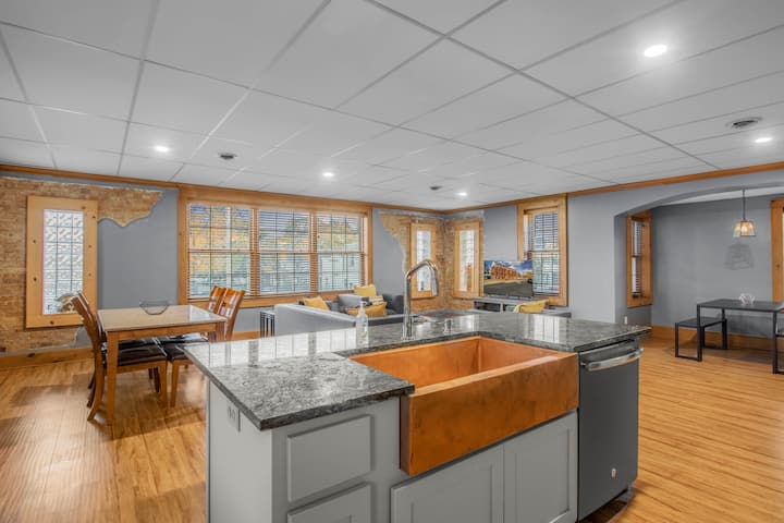 15 Min From Campus! Large 6br Perfect For Groups! - Mishawaka, IN