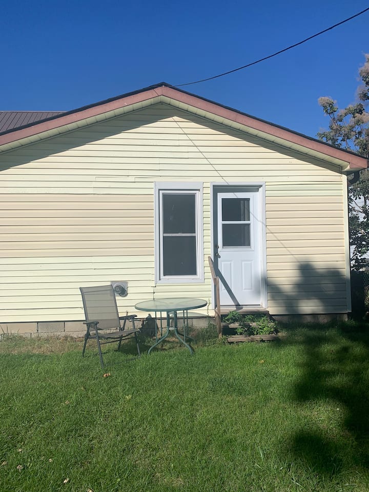 Adorable 1 Bedroom Ecotourism. - Campbellford