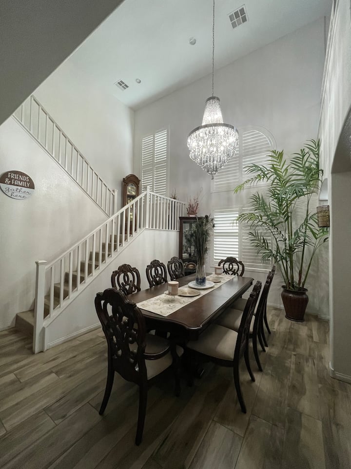 Luxurious 5 Bedroom Vegas Home W/loft! Sleeps-14 - North Las Vegas, NV