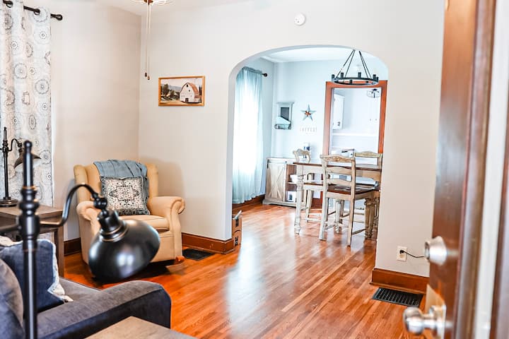 Cozy Bungalow Near Union Hospital And Isu - Terre Haute, IN