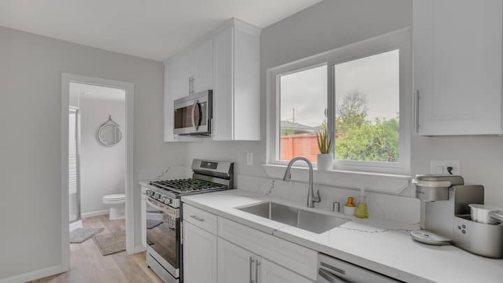 Cozy, Single Bedroom, Detached Guest House - El Cajon, CA