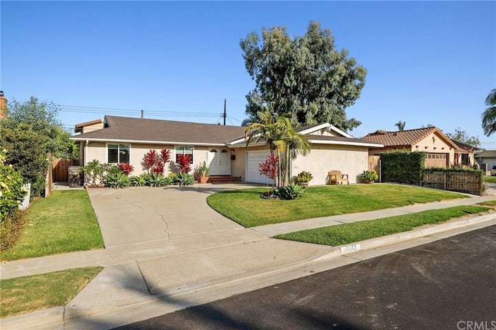 Home In Huntington Beach With An Oasis Yard - Huntington Beach, CA