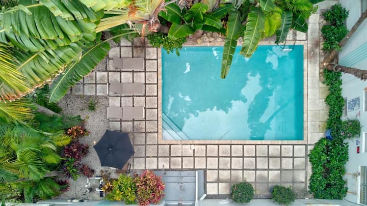 Bright Corner 1 Bedroom, 2 Blocks To Beach, W/pool - Miami Beach, FL