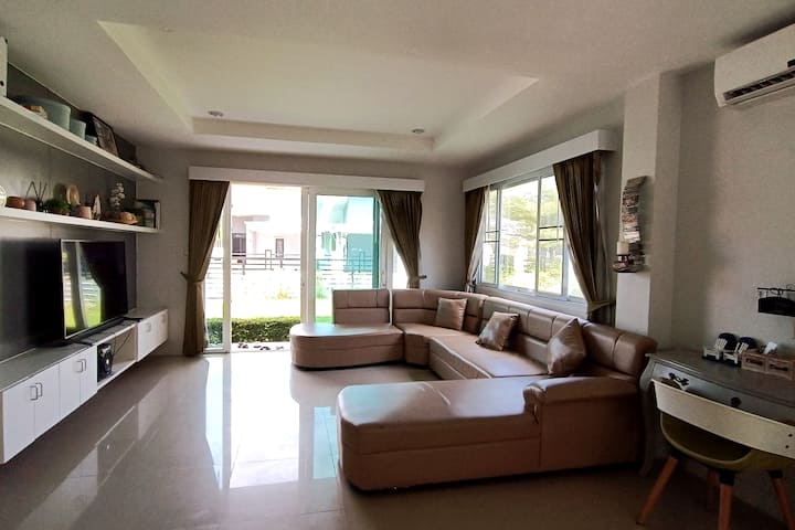 Cheerful 3-bedroom Home With Free Parking - Vientiane