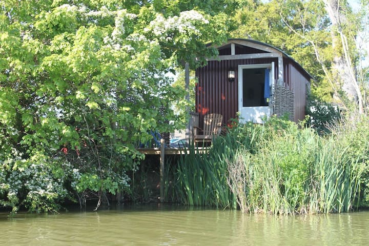 Bespoke Lakeside Shepherd's Hut With Breakfast! - Horsham