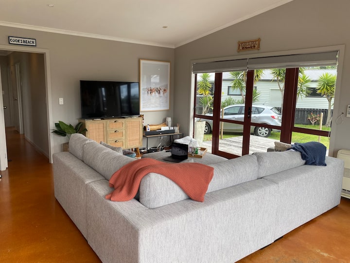 Light-filled Cheerful 3-bedroom House. - Hahei