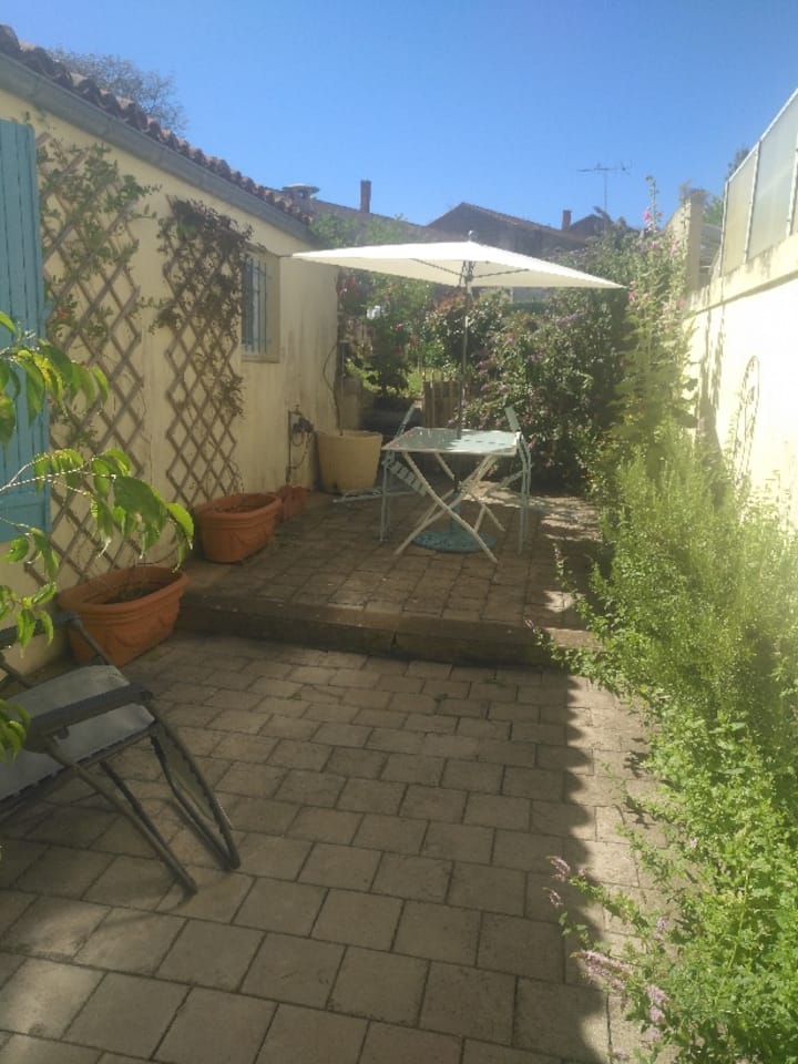 Maison Avec Terrasse Et Parking Gratuit Sur Place - Rochefort, France
