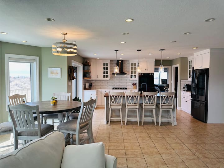 Spacious, Family-friendly Retreat; Panoramic Views - Alberta