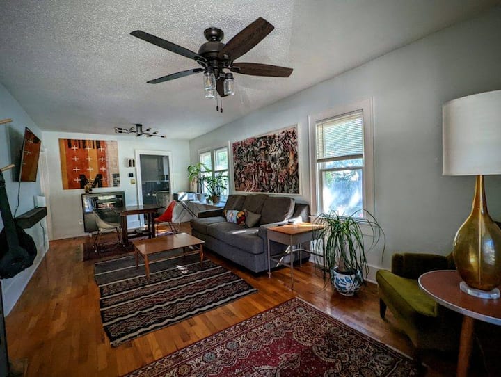 Lounging On Lulu! - Wichita, KS