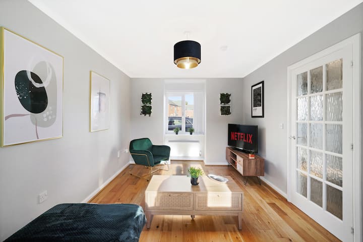 Stylish 3-bed Home In Wolverhampton | Parking - Wolverhampton