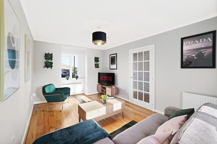 Ideal 3 Bed House In Wolverhampton - Parking - Wolverhampton